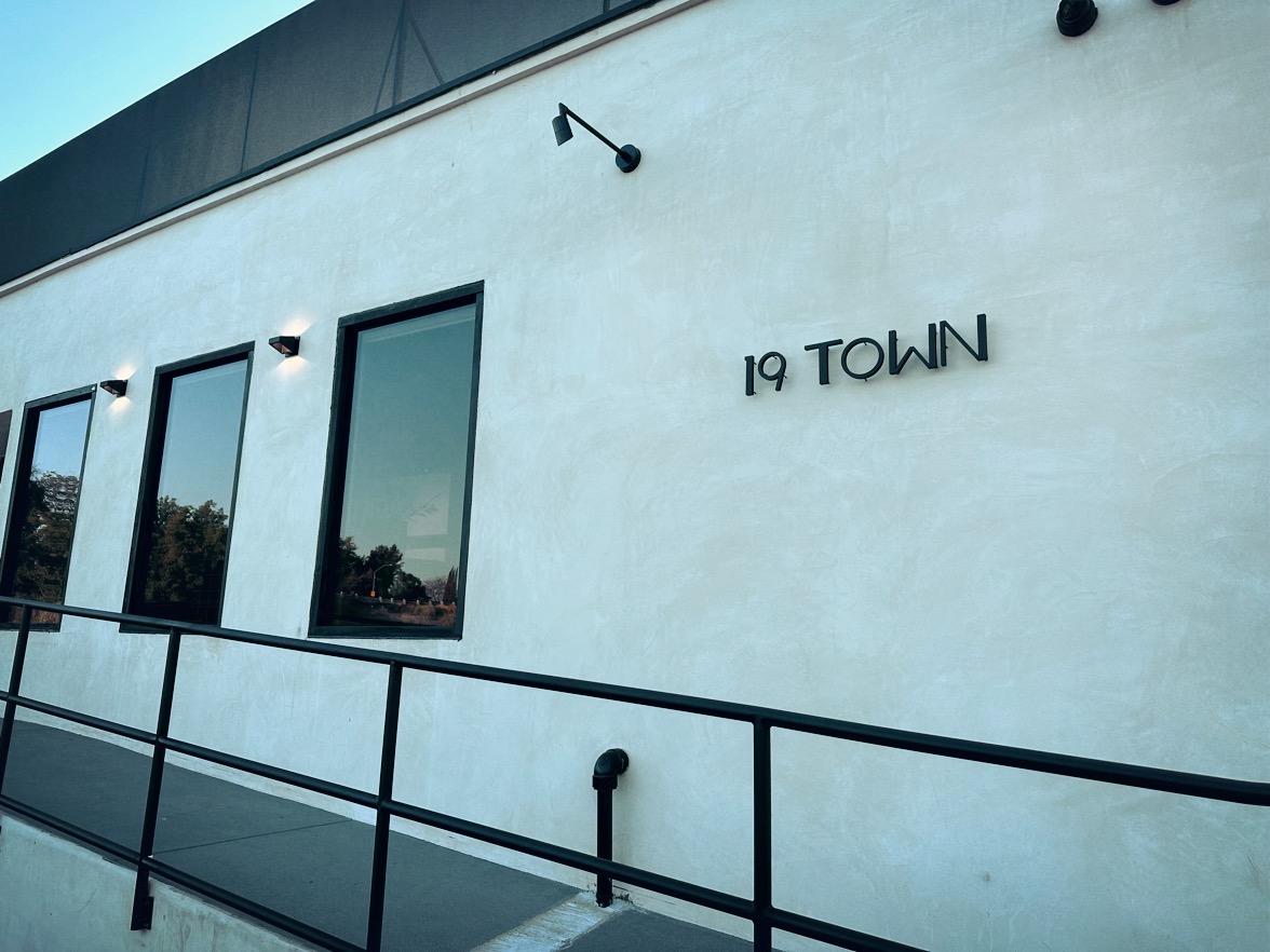 【探店】中西料理也能擦出愛的火花！19 Town「這道料理」擺盤與味道絕佳 中西融合恰到好處 小編讚嘆！ - 洛杉磯週報 - 亞洲版